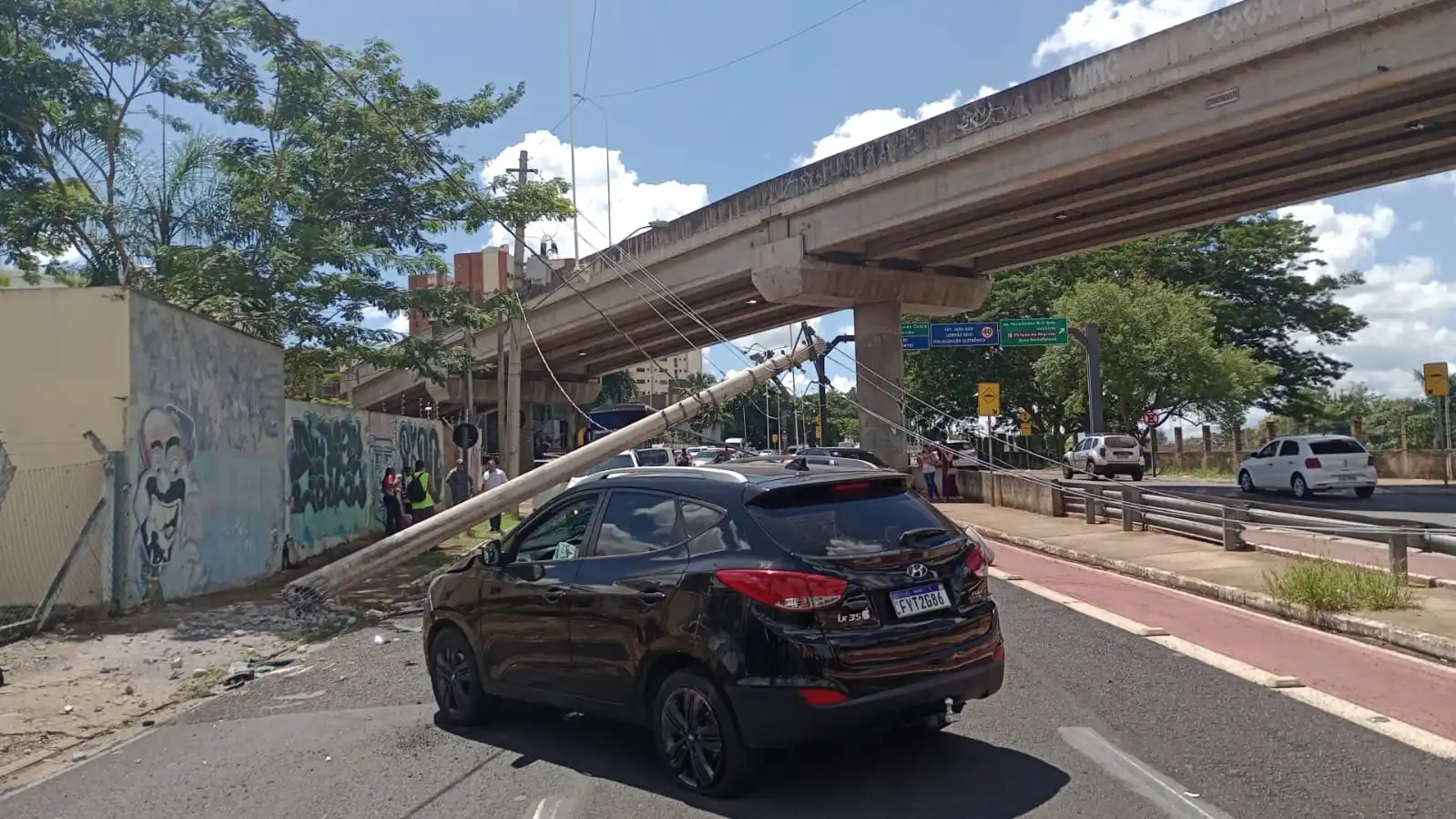 Carro bate em poste no Jordão Reis, em Rio Preto, e acessos são interditados - Diário da Região