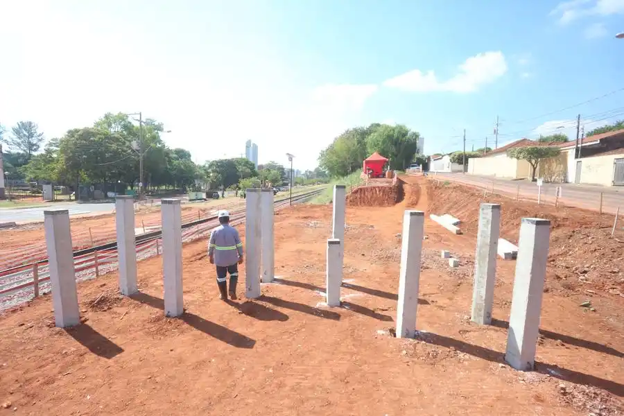 Rumo inicia construção de passarela sobre a linha férrea em Rio Preto ...